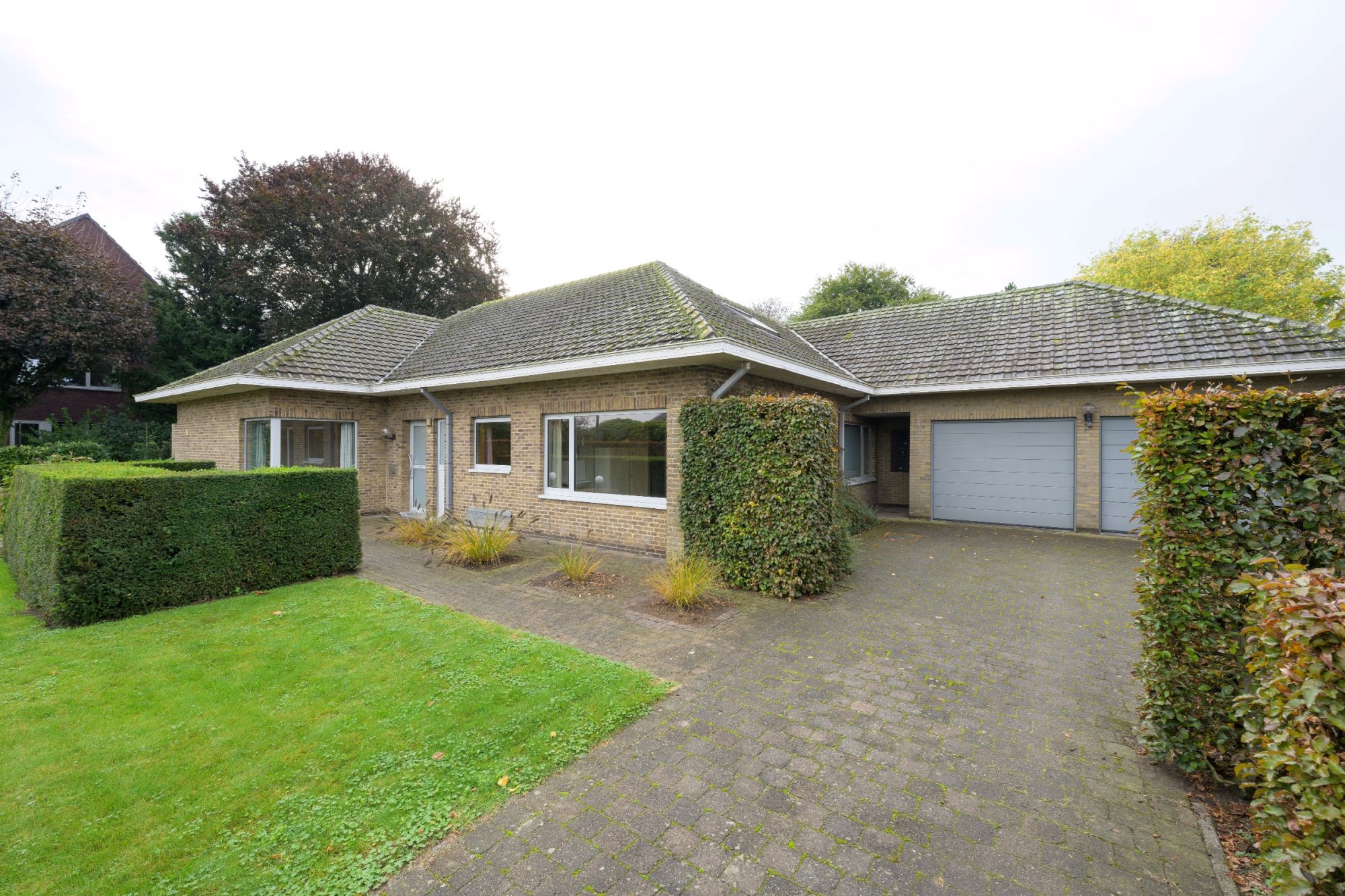 Ruime woning met tuin, garage en 5 slaapkamers / praktijkruimte in Hoogstraten